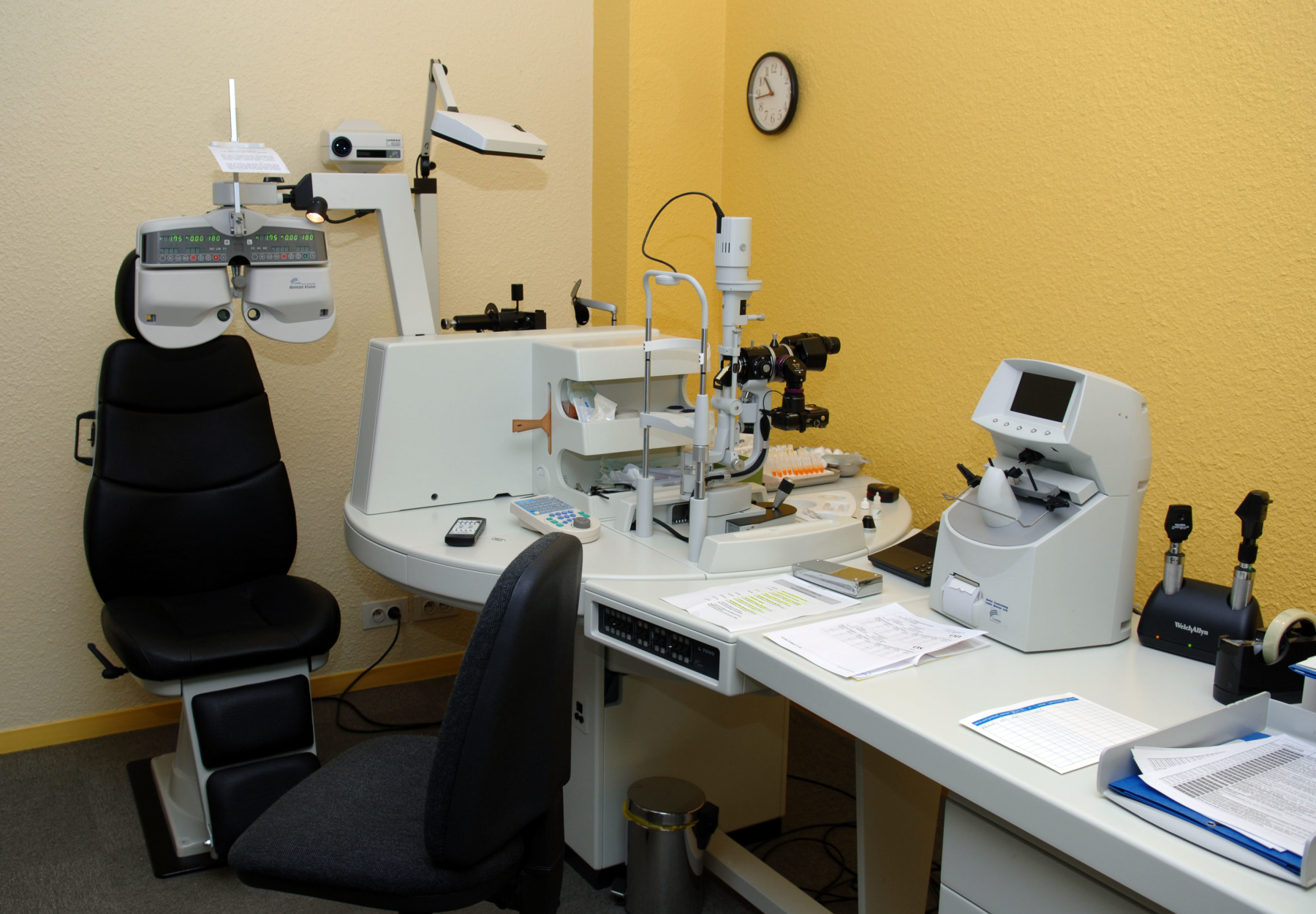 Prévalence et incidence des membranes épimaculaires chez les patients ...