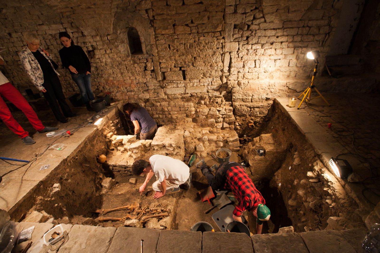 Fouilles de la crypte de l'église Notre-Dame | L'ACTU de l'Université ...